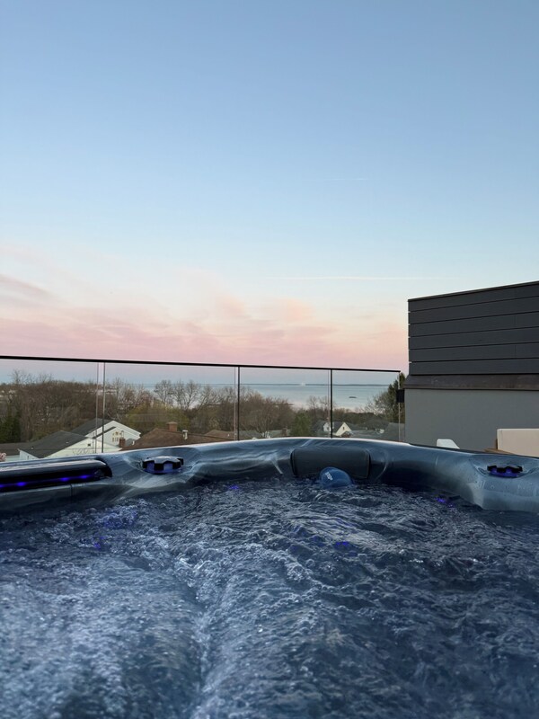 4-bd Modern Luxury Water View Townhome With Hot Tub Close To Beach - Stamford, CT
