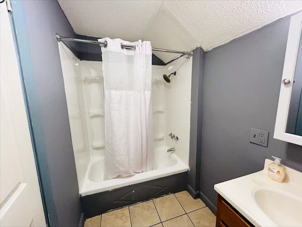 Nice Apartment Near Whole Foods, Brown University, Miriam Hospital, Downtown - Providence, RI