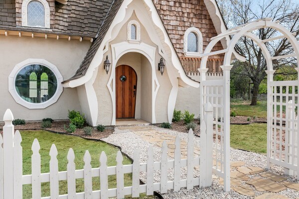 The Storybook | 1/1, Fireplace, Fire-pit, Hot Tub, Wet Room, Full Kitchen - Fredericksburg, TX