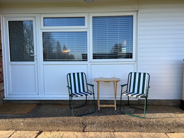 Beach Chalet - 2 Bedrooms - 4 Guests - Parking - Hemsby