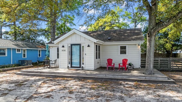 Sand Tunes - 2br Music Themed Cottage W/ Private Backyard - North Myrtle Beach, SC