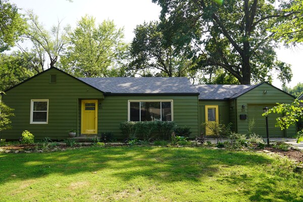 Chic Cottage W/ 3 King Beds Peaceful Yet Minutes To Attractions & Arrowhead! - Kansas City, MO