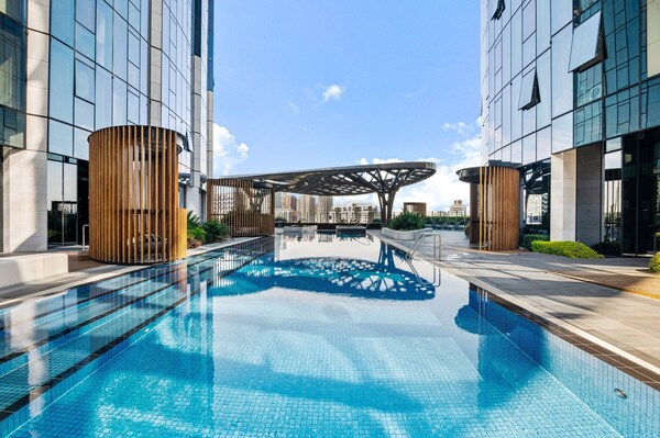 Spacious Modern Apartment With Pool & Gym Access - St Kilda
