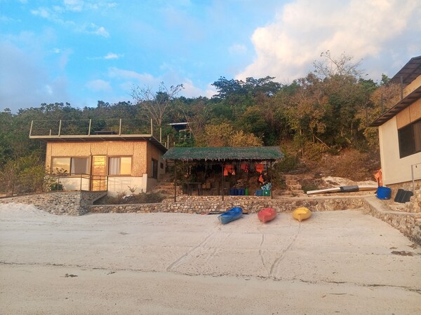 Beach Bungalow At Sand Island Ecolodge And Dive Resort - Coron