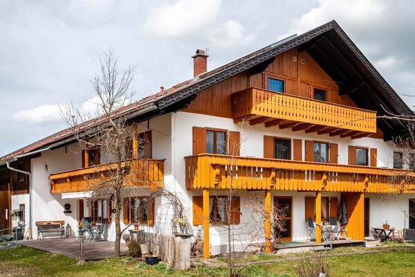 Zimmer 'Eins' Mit Gemeinsamer Terrasse, Gemeinsamem Garten Und Wi-fi - Halblech