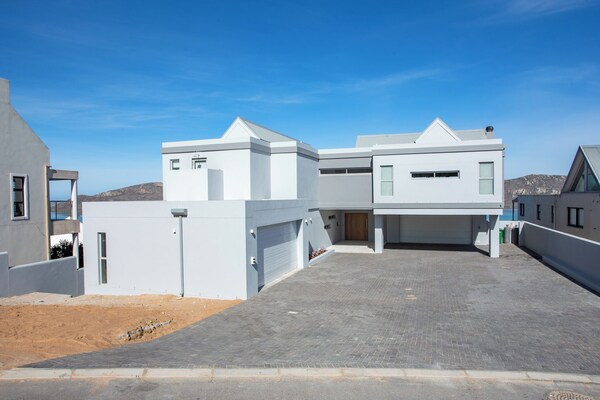 Spacious 5-bedroom Villa In Tranquil Langebaan With Heated Pool - Langebaan