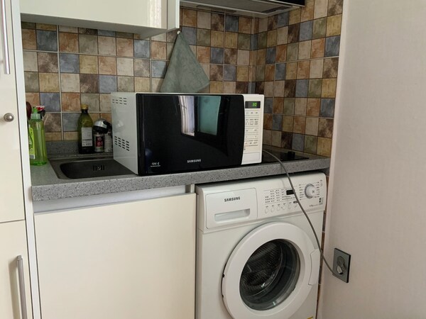 Tiny And Colorful Studio In Busan Near Dongseo University With Free Parking Lot - 釜山