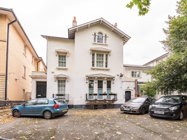 Pass The Keys | Charming Victorian Flat Modern Amenities Parking - Reading