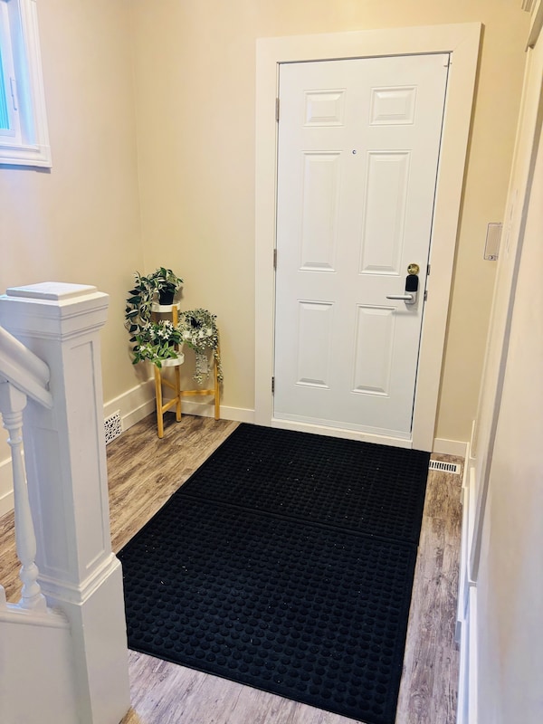 Main Floor 1 Bedroom Suite With Parking - Calgary