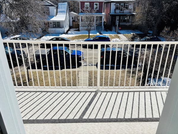 Upper Floor 1 Bedroom Suite With Parking - Calgary