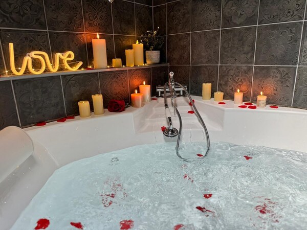 L'échappée Insolite Au Coeur De La Jungle/spa Privée/écran Cinéma/10 Min Centre - Creuse