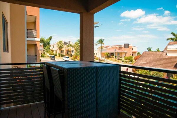 Modern 2-bedroom Condo With Ac, Wifi In The Heart Of Beautiful Negril, Jamaica - Negril