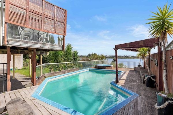Poolside Lookout - Tauranga Holiday Home - Tauranga