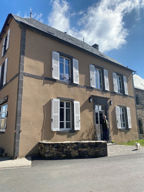 "L'hôtel D'o', A Former Coaching Inn In A Typical Cantal Village. - Chaudes-Aigues