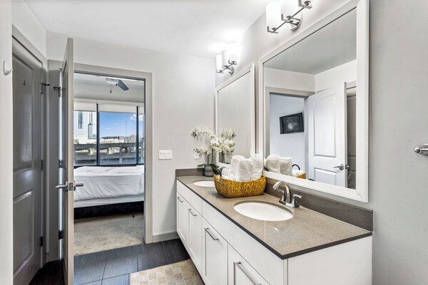 Luxe Latte High-rise Self Check-in Balcony Views - Brookhaven, GA