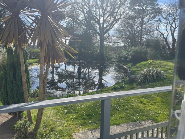 Romantic Pond View Orpington Studio With Outdoor Swimming Pool. Pet Friendly - Sheringham
