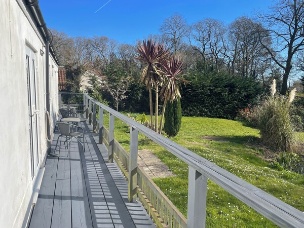 Romantic Pond View Orpington Studio With Outdoor Swimming Pool. Pet Friendly - Cromer