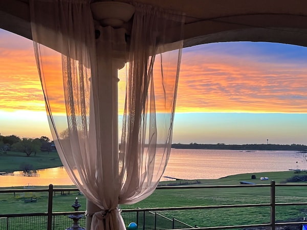 Lake Home -Walk-in Waterfront - Pets Welcomed - Sunset Hacienda - 3 Beds - Frisco, TX