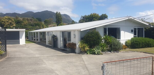 Relax And Unwind In The Heart Of Pohara With The Golden Sands On Your Doorstep - Tākaka