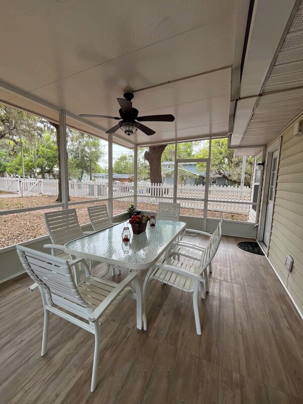 Cozy Cottage In Historic Mount Dora. 3 Bedrooms & 2 Bathrooms. - Mount Dora, FL
