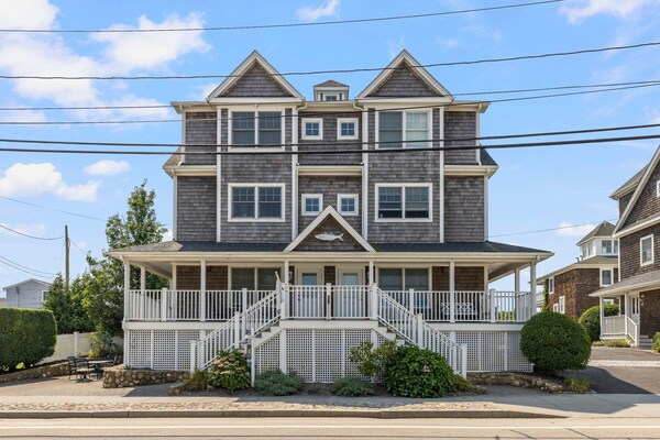 Beautiful Oceanview Townhouse In Narragansett Ri With Private Beach Access - Roger Wheeler State Beach, RI
