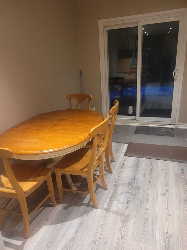 Airy, Spacious, Nature Facing Walk-out Suite - Pickering