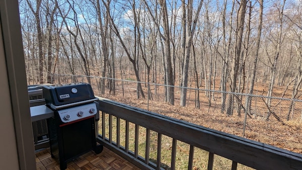 Poconos Nest & Nook: A Cozy King & Queen 2br With A Jacuzzi Room Facing Nature - Monroe Lake, East Stroudsburg