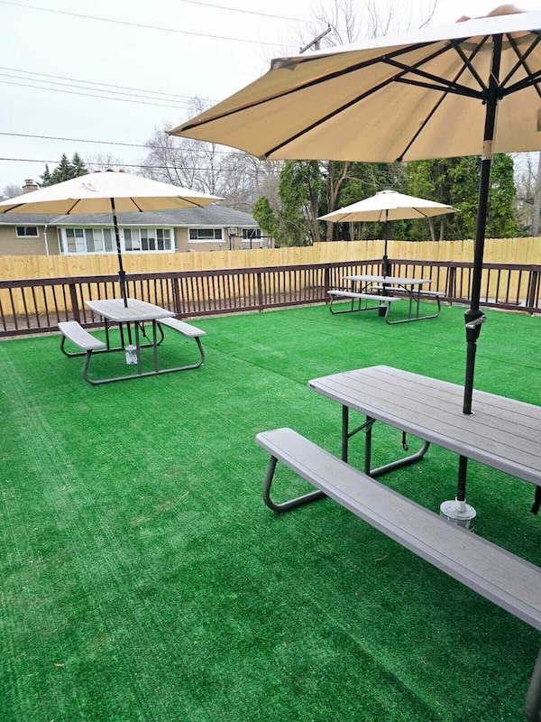 Spacious 5-bedroom House With Jacuzzi, Game Room & Wifi In Delightful Southfield - Southfield, MI