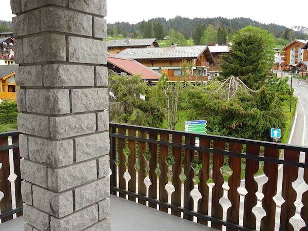 Spacious, Renovated 2-br Apt In Les Gets - Central, Wifi, Garage, Balcony, Sleeps 6 - Les Gets