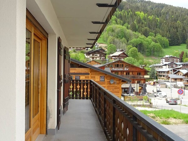 Spacious 2 Bedroom Apartment For 7 With Garage & Wifi - Close To Shops & Ski School - Samoëns