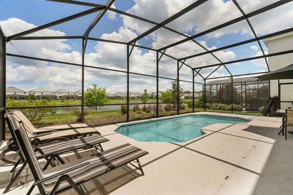 Summer Fun! Waterfront 8br Home With Private Pool - Kissimmee