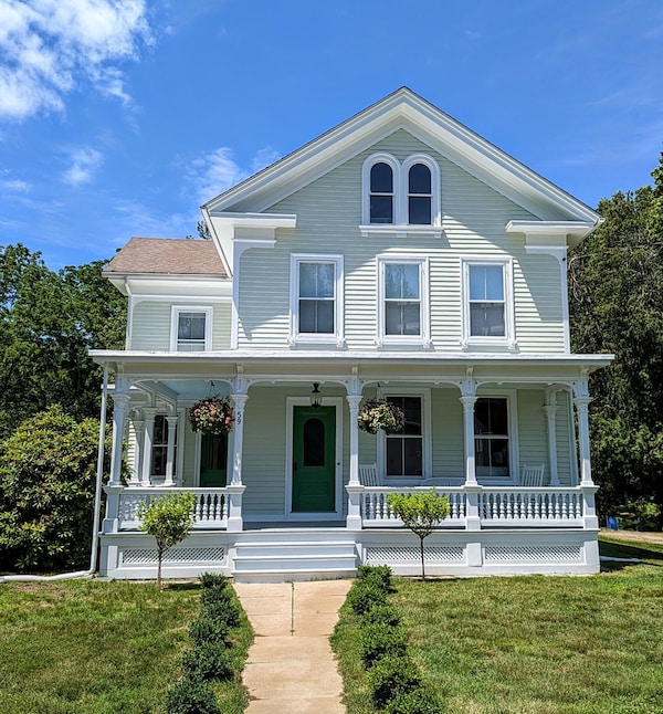 Victorian Beach House And Cottage Family Compound With Large Pool In Westbrook - Old Saybrook, CT
