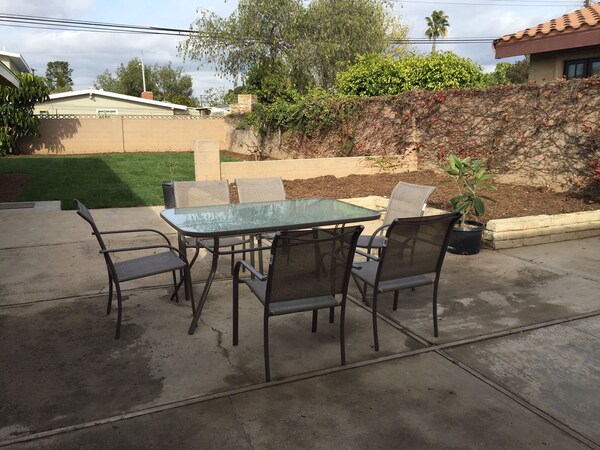 Spacious 1-bedroom  10min From Beach! Pet Friendly - Wifi, Ac, Parking,yard - Newport Beach, CA