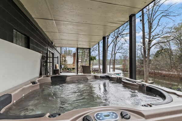 Waterfront Home W/ Hot Tub, Dock, Fire Pit & More! Experienced Super Host! - Lake Norman, Catawba