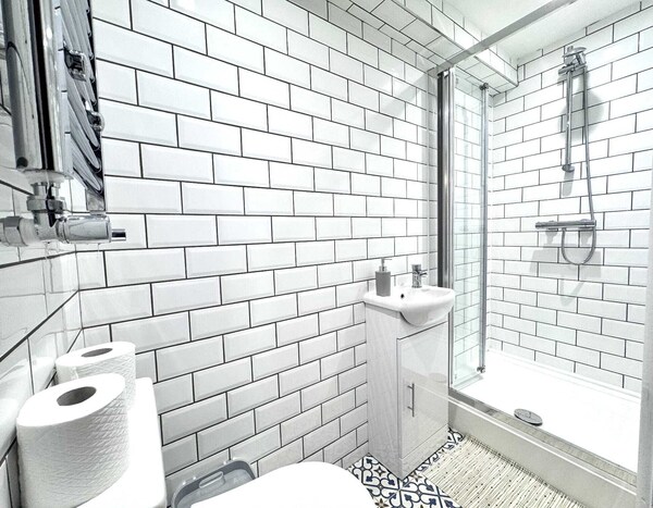 Prime Location 5 Bed En-suite 6 Bathrooms In Derby Sleeps Up To 10 People. - University of Derby
