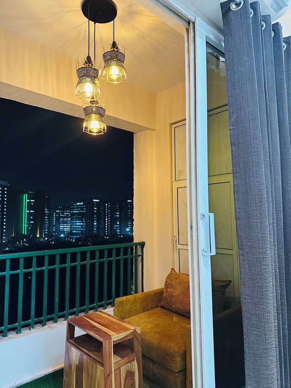 Cozy Luxurious 1bhk Apartment In Noida With Wifi, Ac - Faridabad