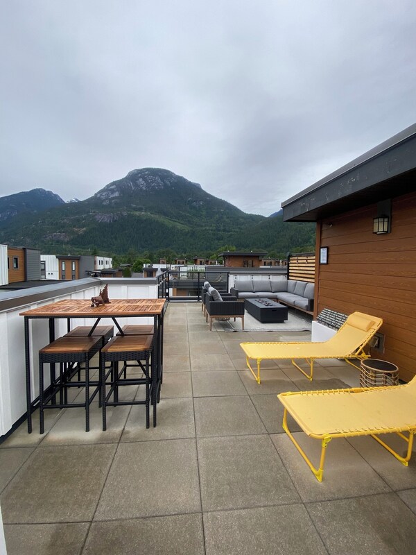 Stylish 3 Bedroom Townhome With Rooftop Patio - Squamish