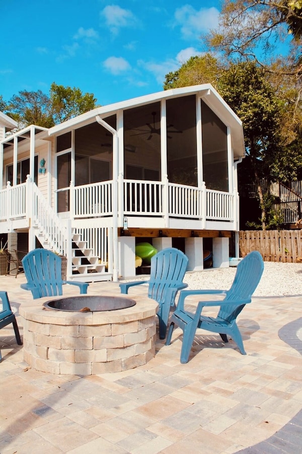 Entire Home Direct River Access Momma Maries - Spring Hill, FL