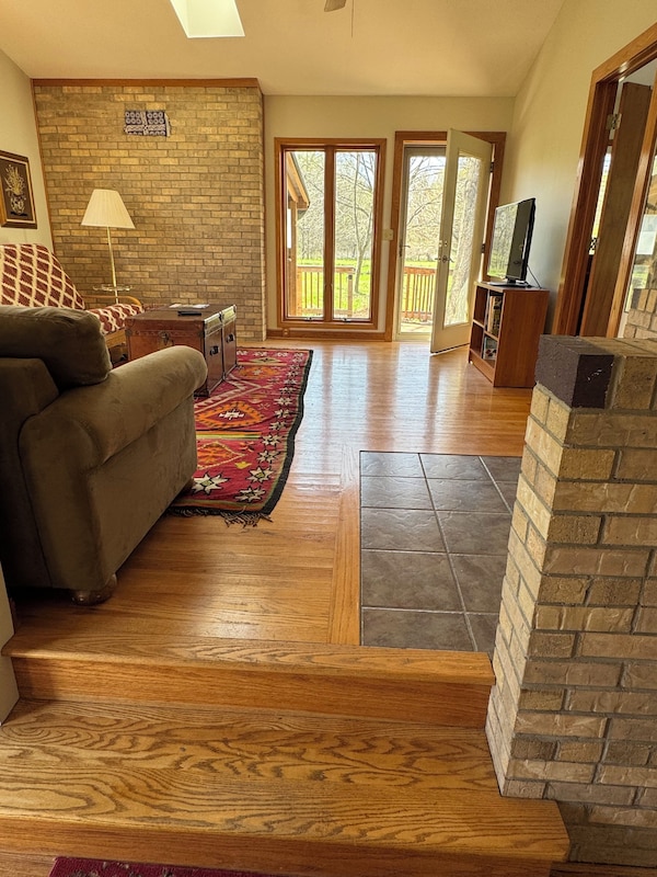 Sunflower/mushroom Farmhouse Just 6 Minutes From Lawrence\n"wakarusa Valley Farm" - Clinton Lake, KS