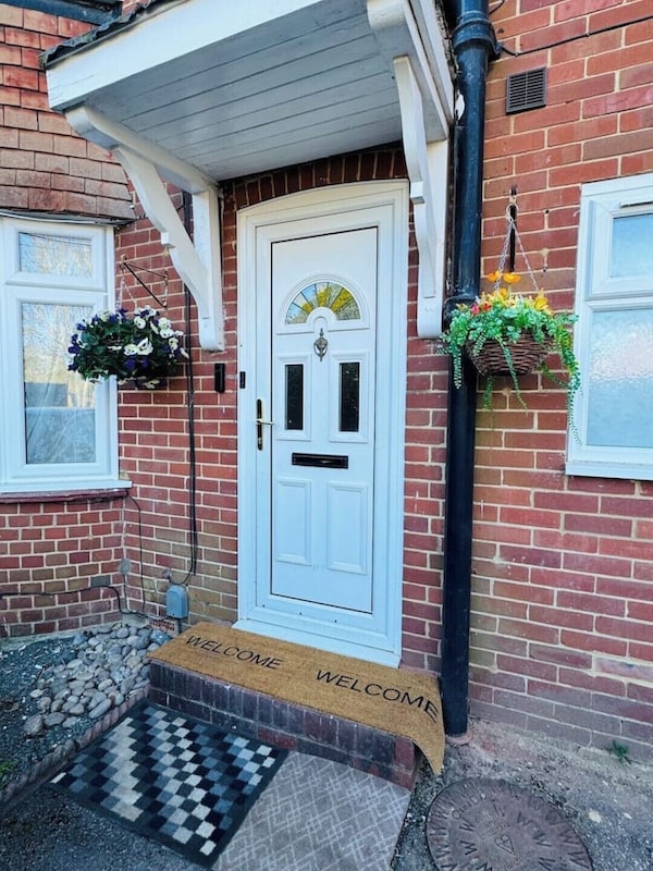 Spacious 4br House Close To Gatwick Airport. - London Gatwick Airport (LGW)