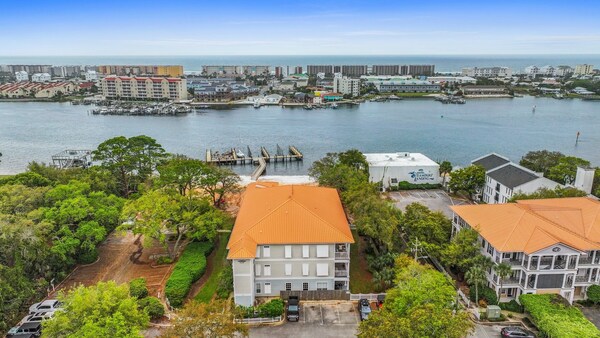 Bayfront Escape With Balcony, Downtown & Dining Walkable - Fort Walton Beach, FL