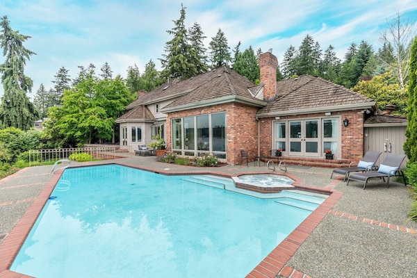 Stunning Waterfront Mansion W Pool N Hottub - Bellevue, WA