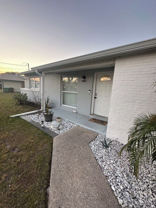 Fl Lakefront Full House 2/1 - Deltona, FL