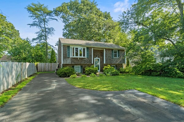 Charming Coastal Retreat  Beautiful 4-bedroom Home Near Narragansett Beach - Narragansett, RI