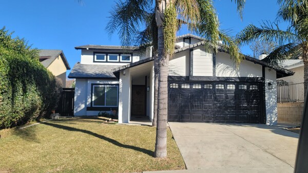 Luxury 3-bedroom House In Beautiful Fontana With Wifi, Ac. Enjoy Your Stay - Riverside, CA