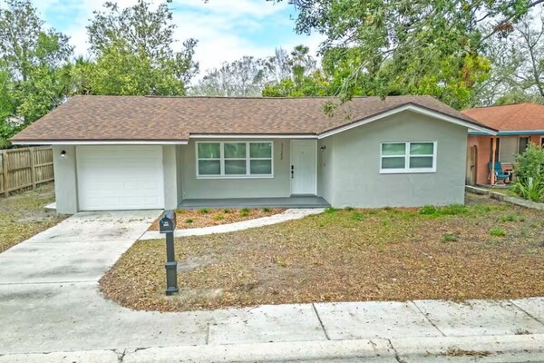 Cozy 3br 1ba - Near Top Beaches - Backyard - Parking - Clearwater, FL
