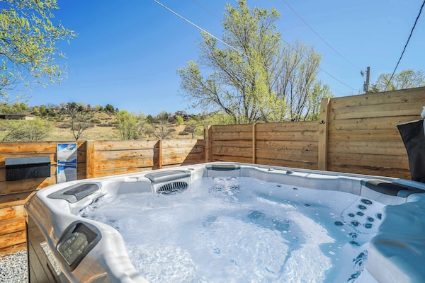 Tonka Estate! Backyard Oasis W Hot Tub & Sauna - Colorado Springs, CO