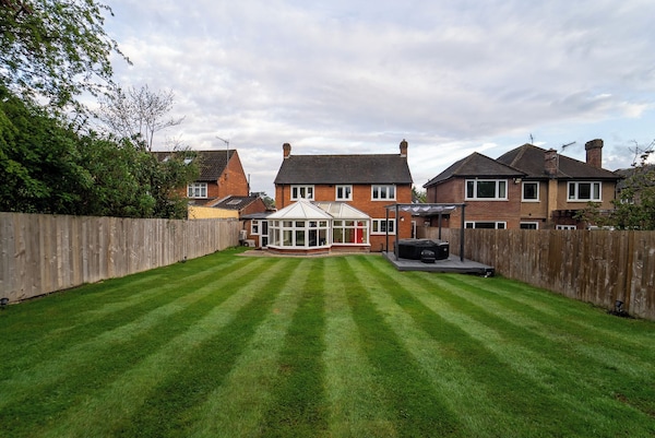 Luxury Retreat, Hot Tub,  Superking Massage Bed, Tesla\nwarner Bros, Contractors! - Watford