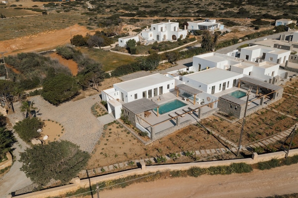 Charming 4-bedroom Villa With Swimming Pool & Jacuzzi In Beautiful Paros - Paros
