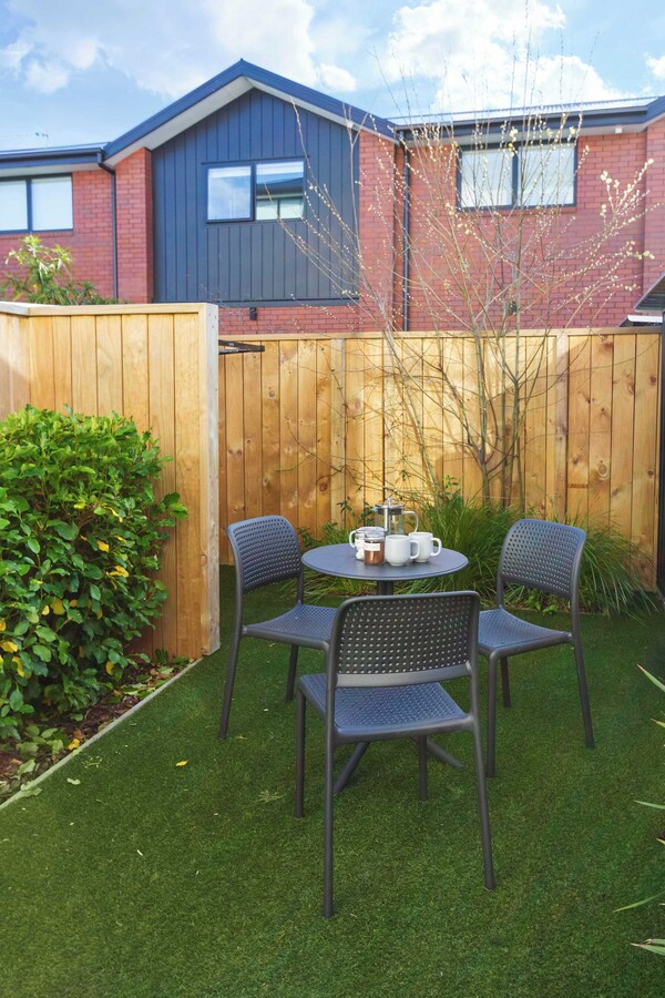 Cbd 2br With Backyard - Walk Everywhere - West Coast